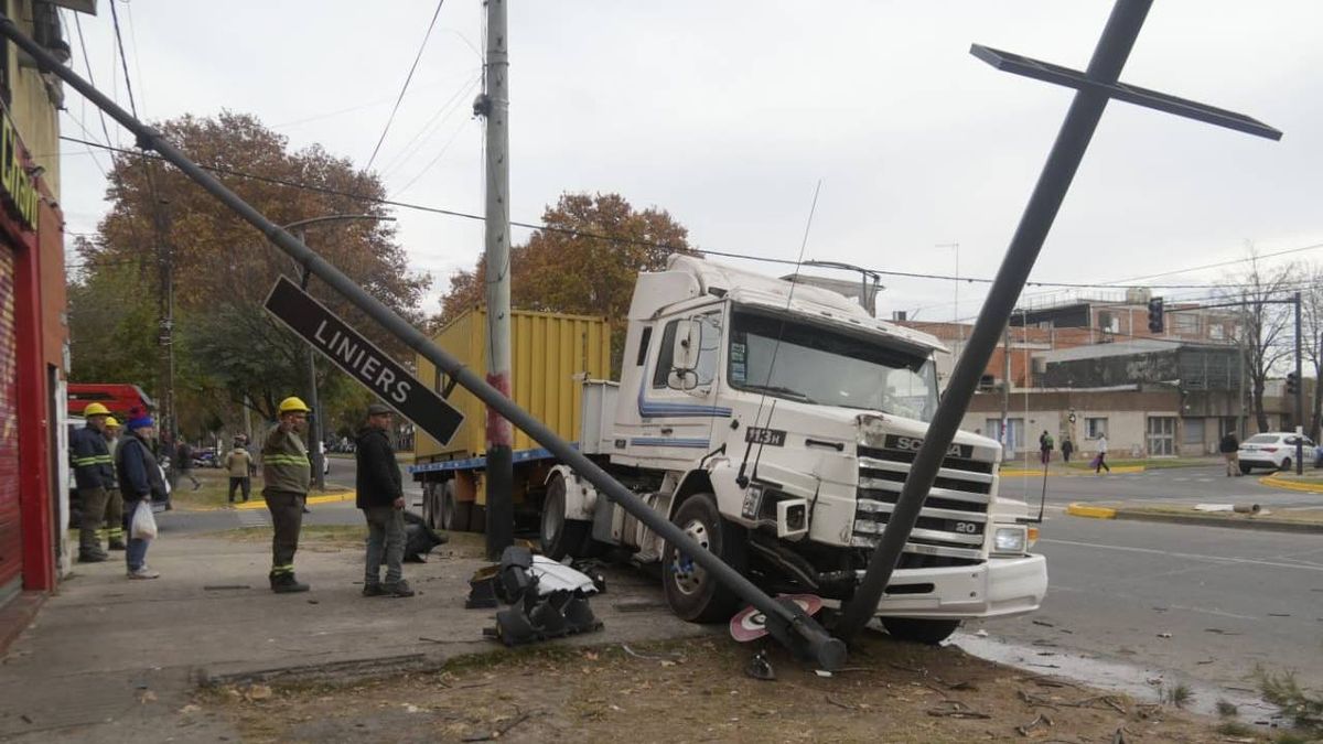 Zona oeste: un camionero se descompensó, chocó dos autos y derribó un ...