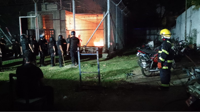Motín en una comisaría de Granadero Baigorria: incendiaron un colchón y ...