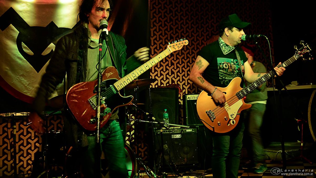 Noche stone junto a Dos Intoxicados, La Posta y Humo Espeso