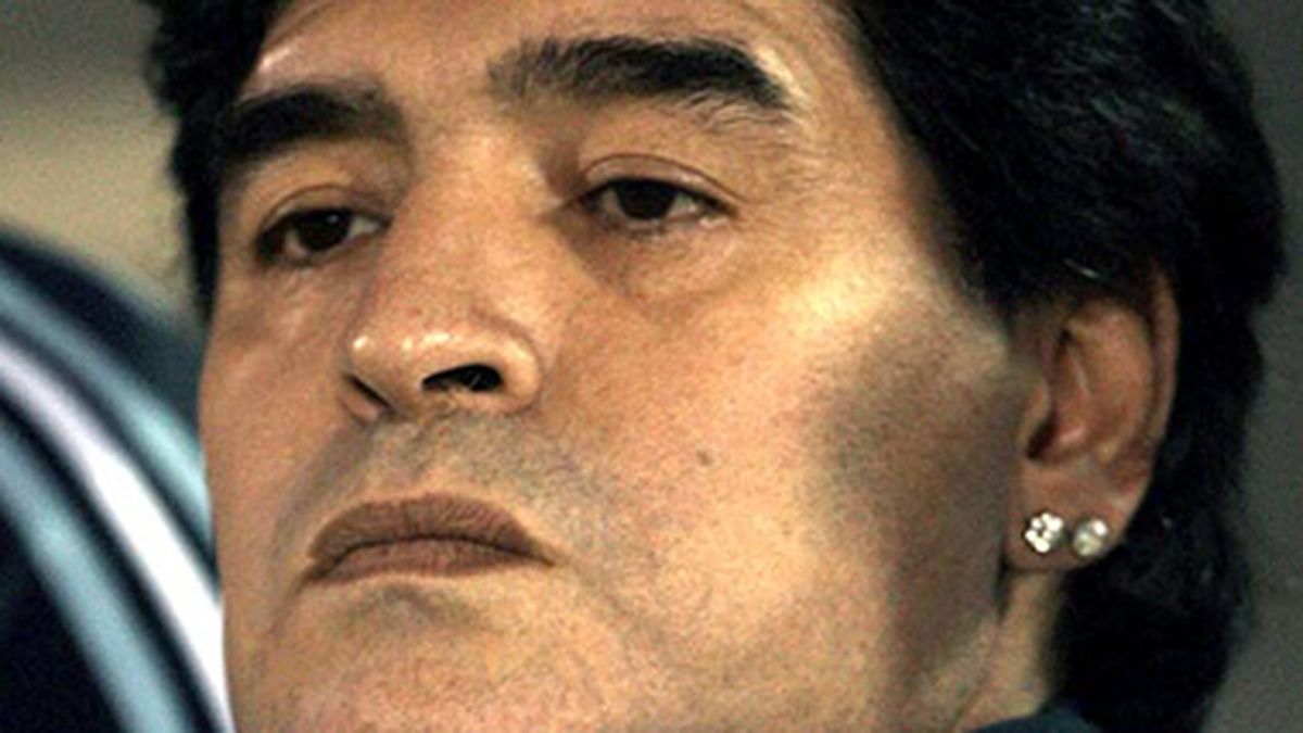 Subastan en 25 mil euros los aros que le embargaron a Maradona en Italia