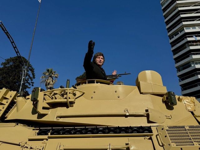 Milei y Villarruel se subieron a un tanque de guerra del Ejército y ...