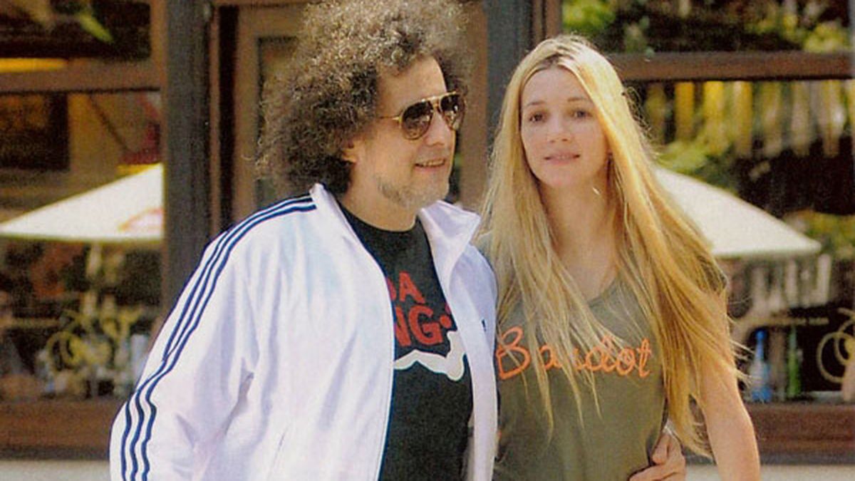 Desde Twitter, Calamaro calienta la llegada de su novia al Bailando