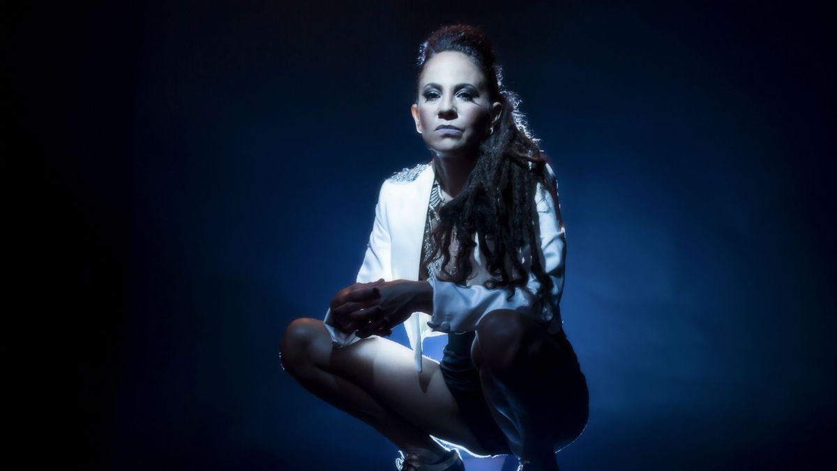 Miss Bolivia abre el juego con su nuevo álbum, Pantera