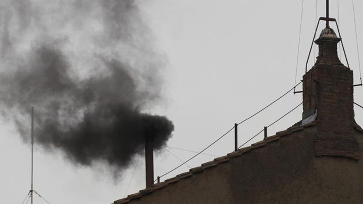 Nueva fumata negra al comienzo del segundo día del cónclave en el Vaticano