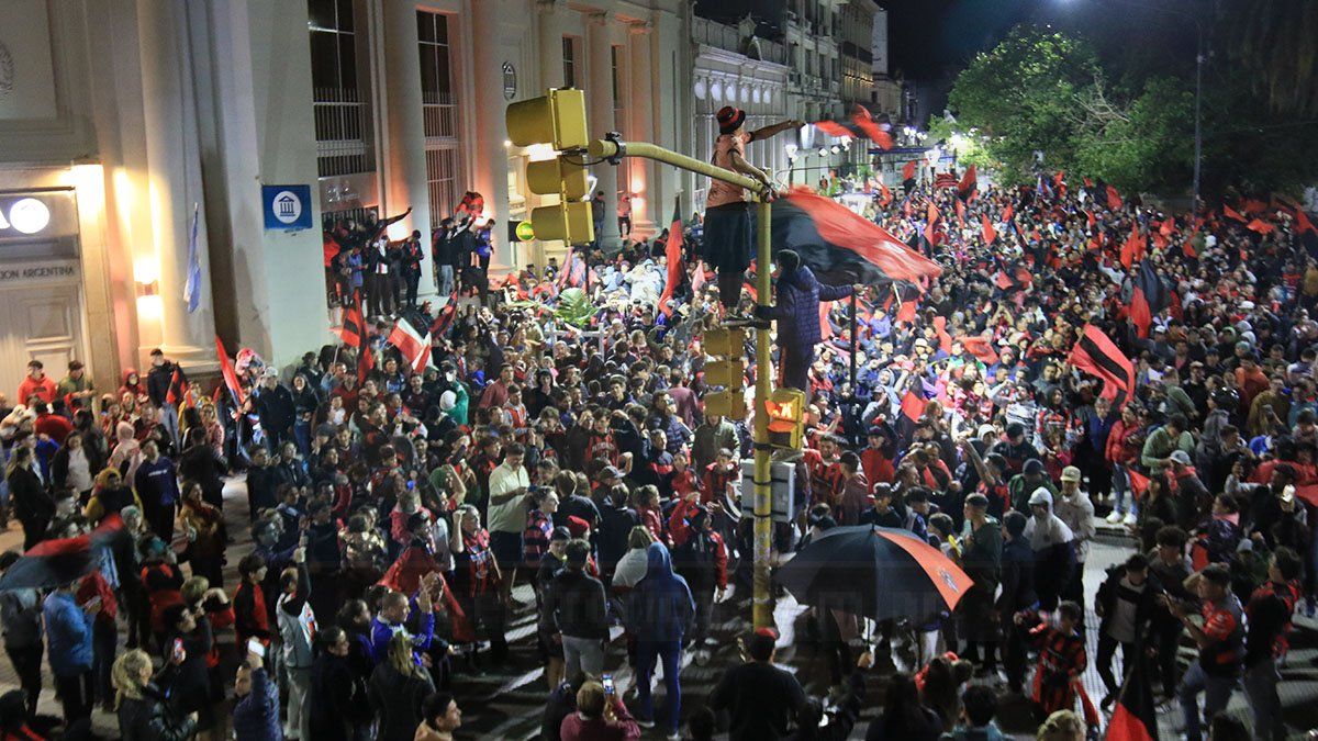 Paraná festeja el triunfo de Patronato en la plaza 1° de Mayo