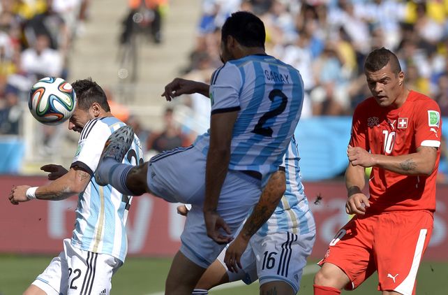 Sufriendo, a pura garra y corazón, Argentina venció a Suiza y está en ...