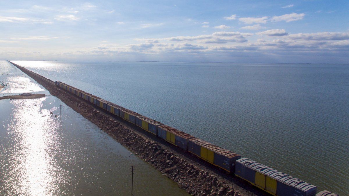 A un año de la vuelta del tren sobre la laguna La Picasa, el flujo de ...