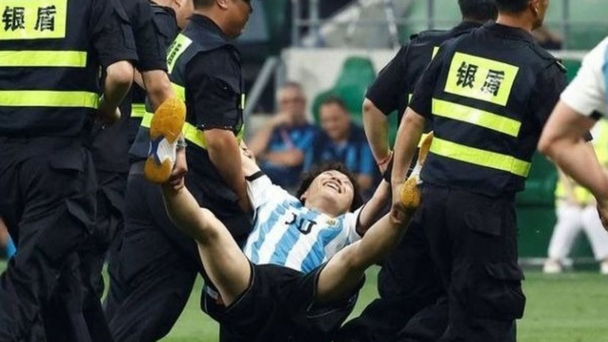 Un hincha chino se metió en problemas: entró a la cancha, saludó a ...