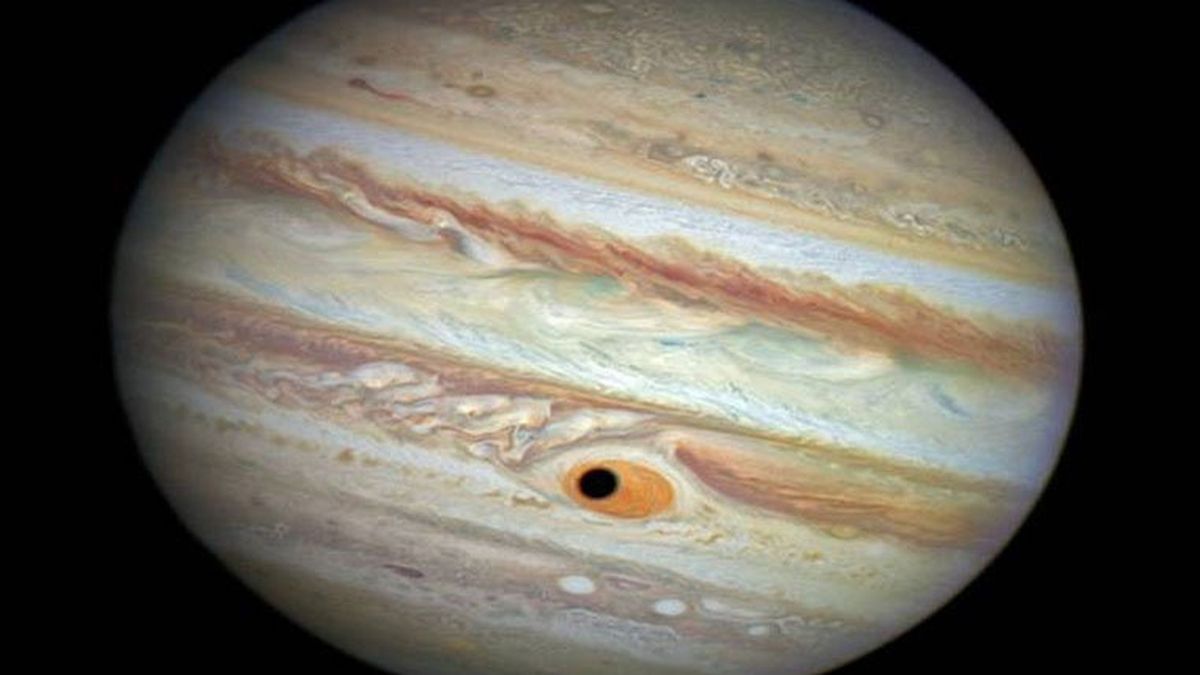 Misterioso ojo gigante aparece sobre la superficie de Júpiter