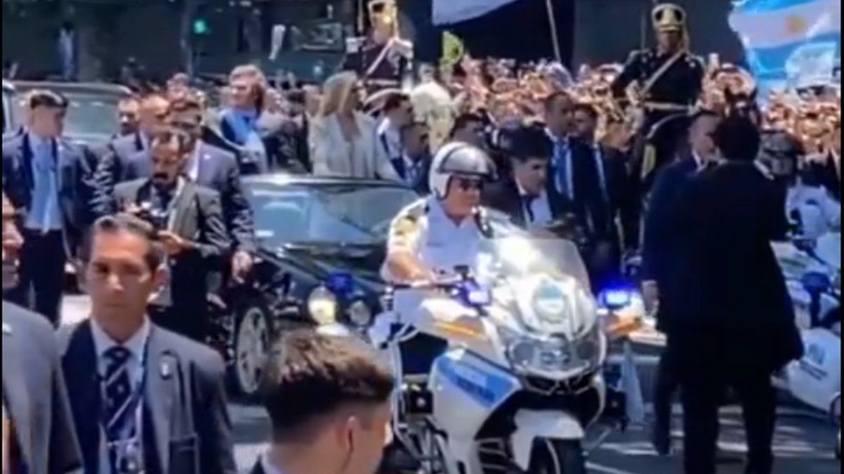 Video: lanzaron un botellazo a Javier Milei cuando iba en descapotable ...