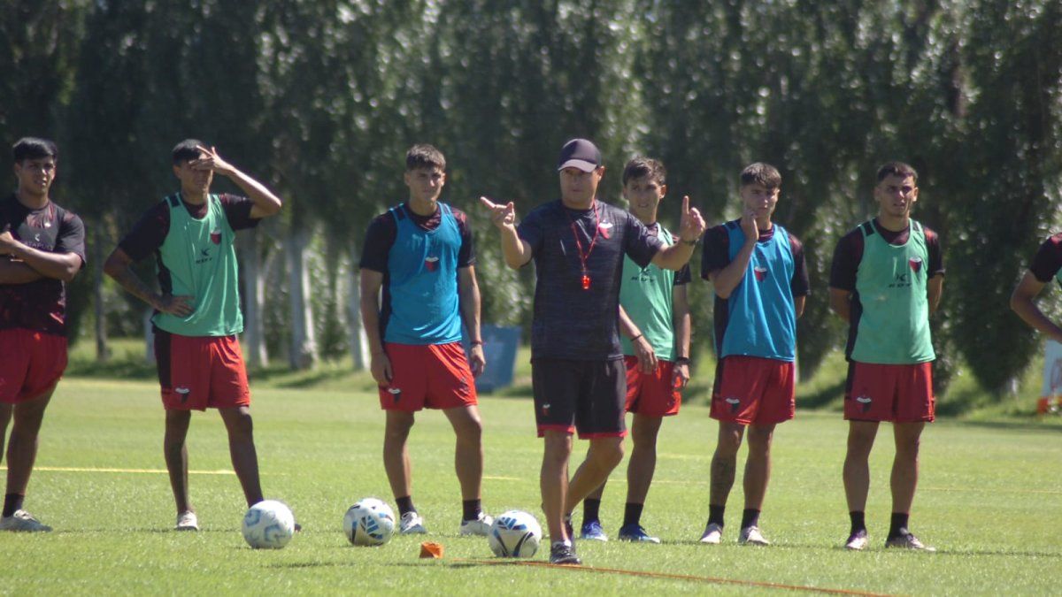Colón ajusta su defensa para una visita exigente a Chaco For Ever