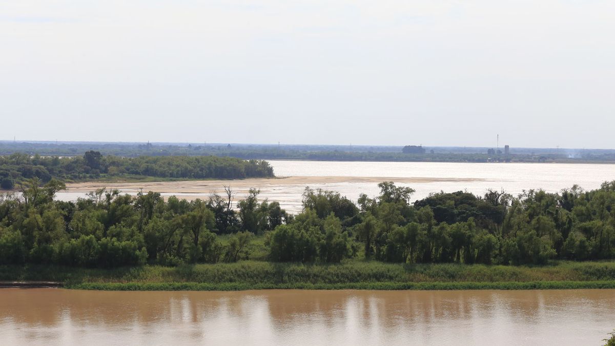 El río Paraná cerca del metro y creciendo