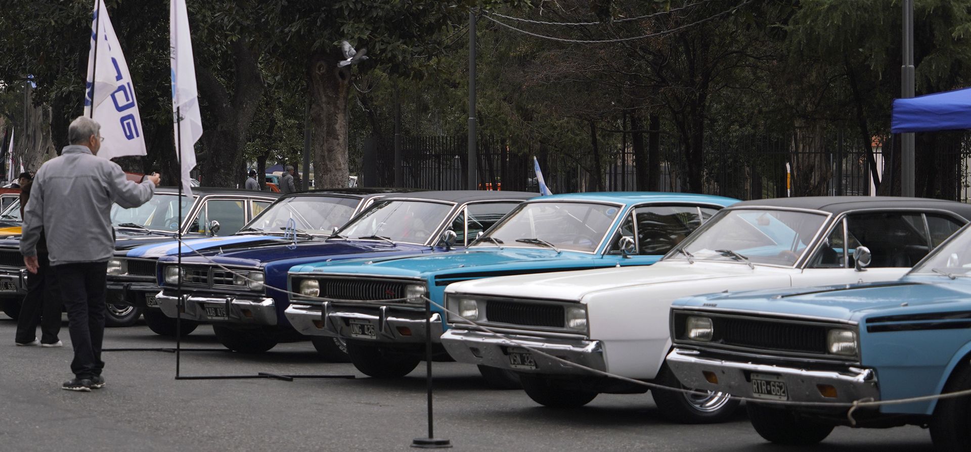 Exposición de autos clásicos en el Parque Independencia