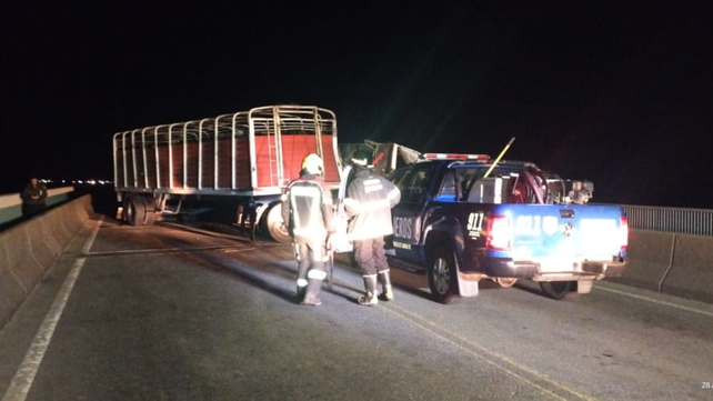 Ruta a Victoria: 3 heridos en choque de camión cargado con ganado y una ...