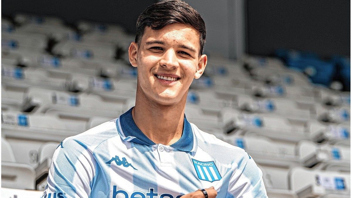 Racing oficializó la llegada de Valentín Carboni y ya puso la firma