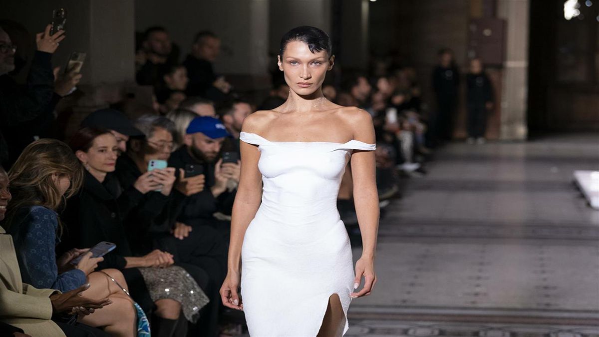 Bella Hadid modeló un vestido elaborado con spray