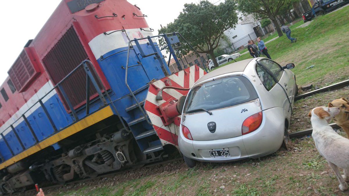 Una Mujer Resultó Herida Luego De Que Un Tren Chocó Un Auto Y Lo