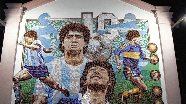 Se inaugura el mural más grande de Diego Maradona hecho con mosaicos en ...