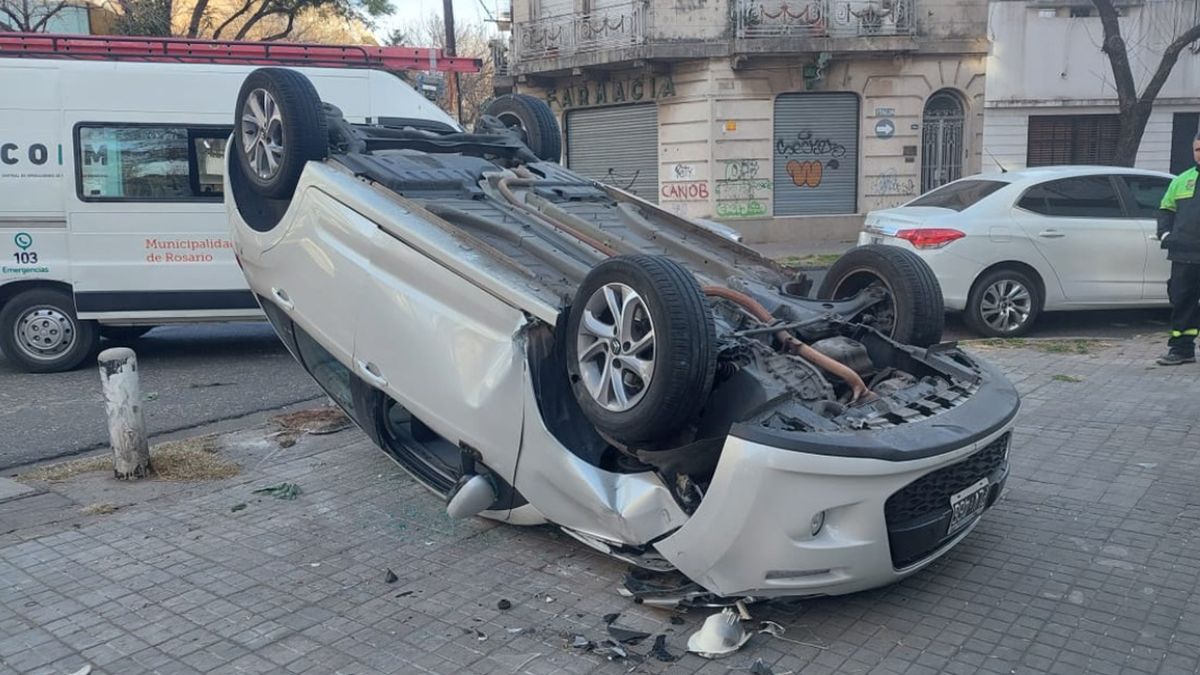 Un automóvil terminó volcando tras chocar contra otro en Italia y Pasco