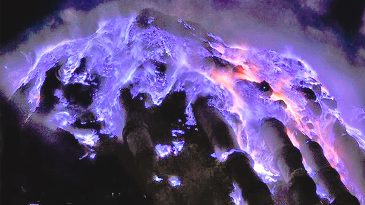 Un volcán de Indonesia escupe lava color azul