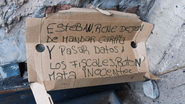 Después de irse el gabinete criminalístico, hallan un cartel ...