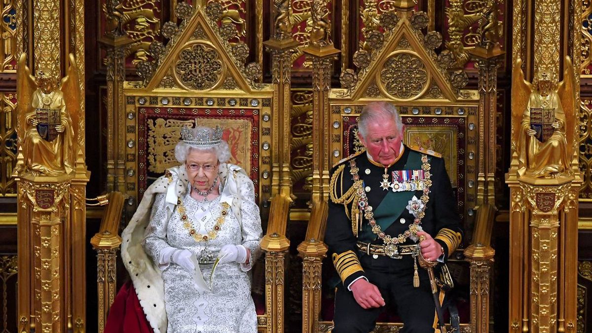 Carlos ya es el rey y tiene un gran desafío: hacerse popular a los 73 años