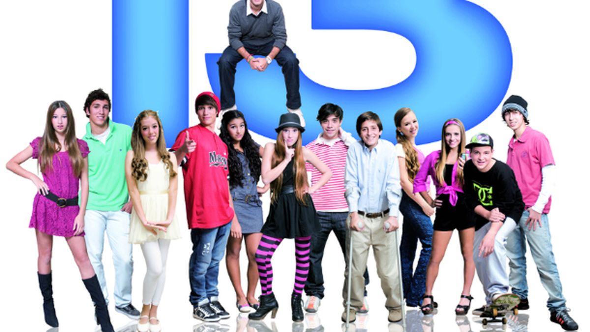 Trece chicos salen a escena para cantar y bailar sobre el mundo adolescente