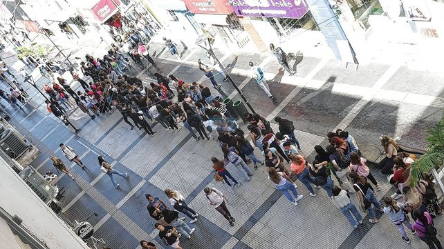 Furor por conseguir prendas a 500 pesos en local de Paraná