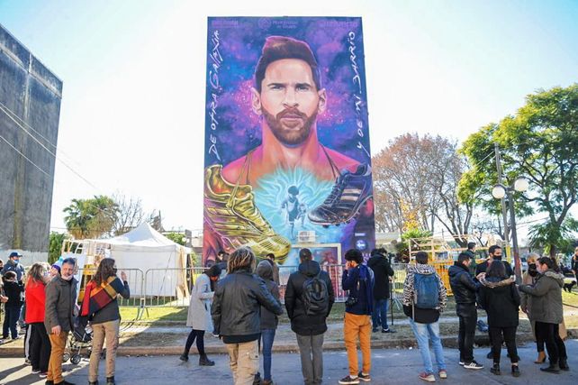 Lionel Messi volvió al barrio para quedar retratado en un fabuloso mural
