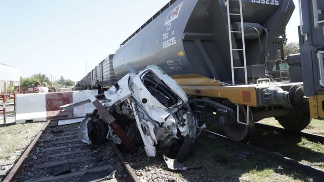 Un auto fue embestido por un tren y quedó destruido: el conductor solo ...