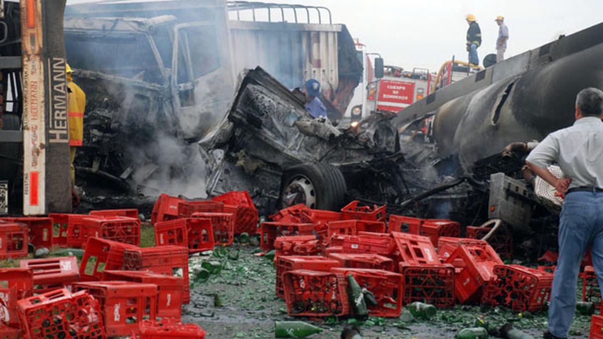 Dos choferes muertos tras choque e incendio de tres camiones