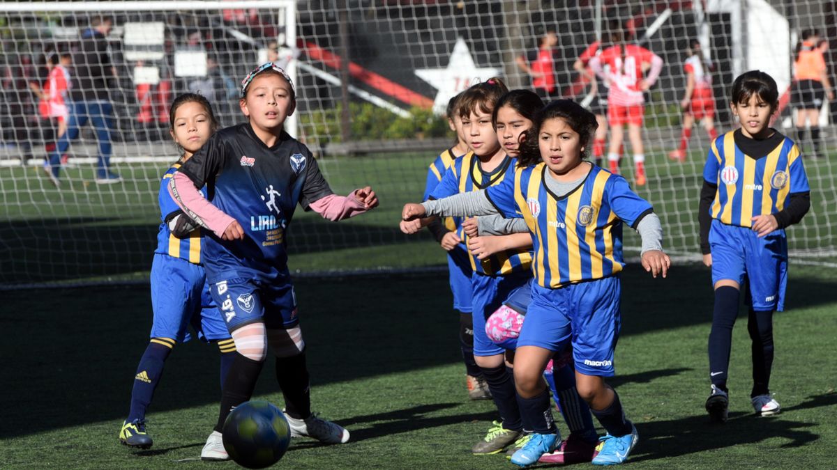 Asociación Rosarina de Fútbol: las chicas salen a la cancha