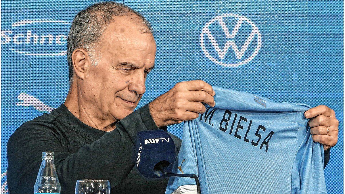Marcelo Bielsa fue presentado como DT de Uruguay