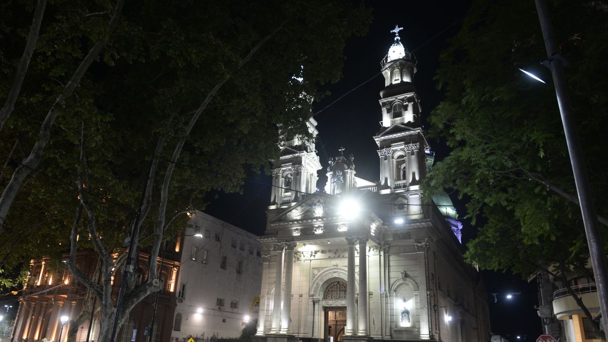 La Catedral recuperó la iluminación de la fachada y las cúpulas