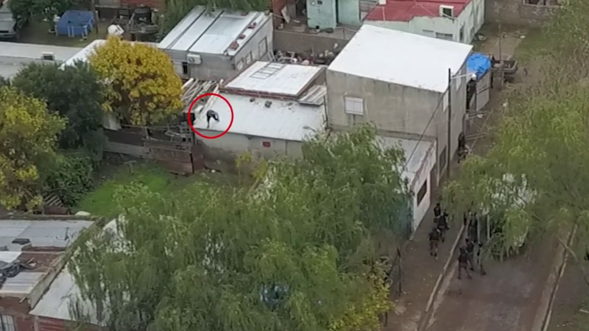 Video: el narco que escapaba por los techos y lo detectó un drone en ...