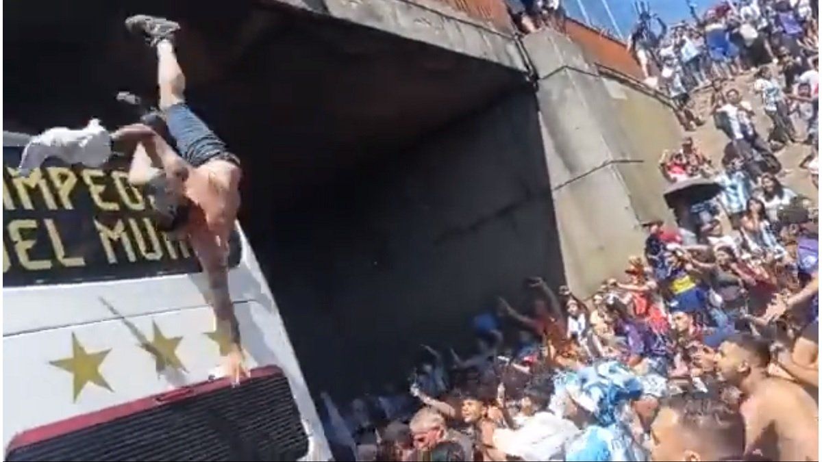 Dos hinchas saltaron desde un puente al micro de la Selección Argentina