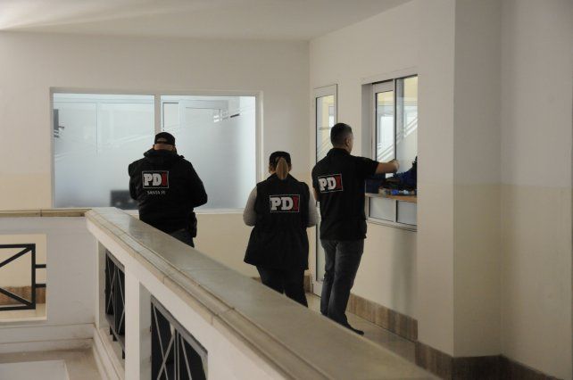 Procedimiento de la PDI en oficinas de la Municipalidad de Santa Fe