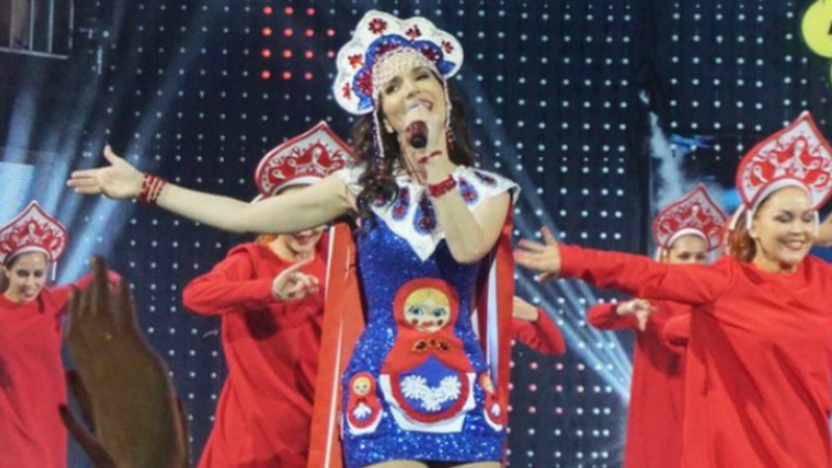 Nati Oreiro, divina total, cantó en Rusia para 25 mil personas