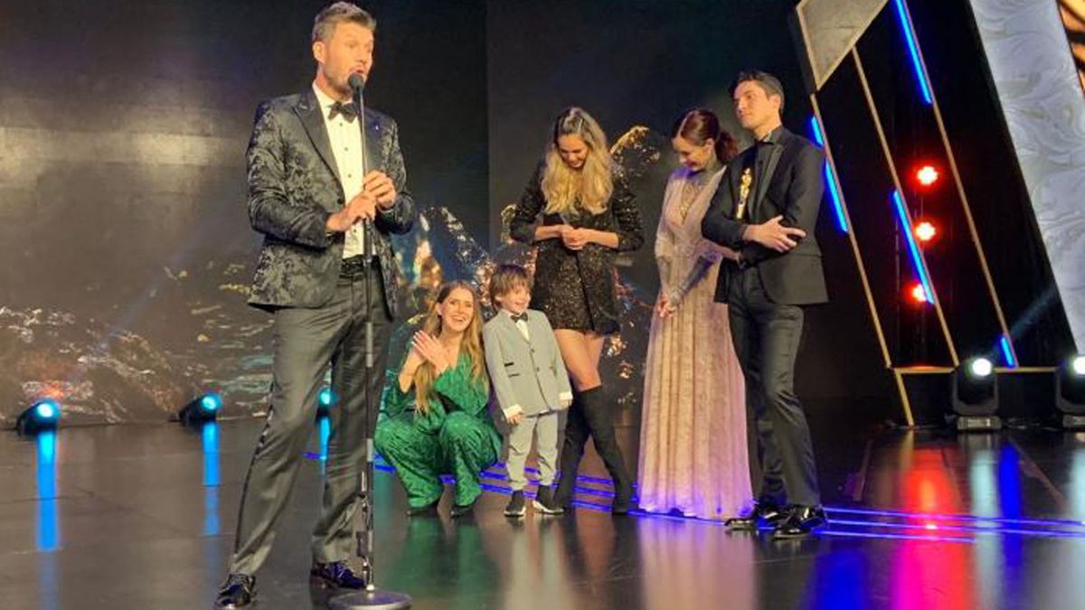 Tinelli fue homenajeado por su trayectoria y sorprendido por sus cinco ...