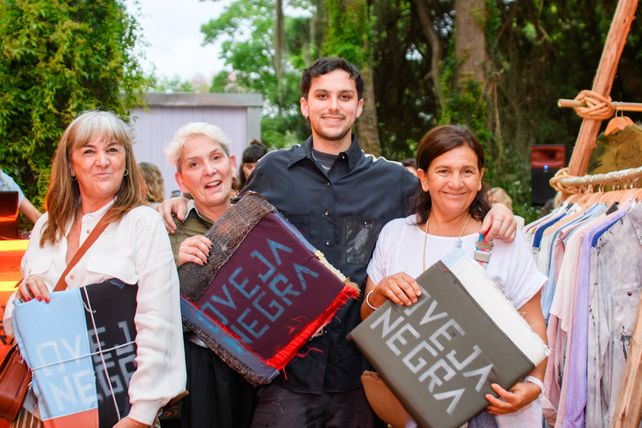 Oveja Negra junto a Tini De Bucourt