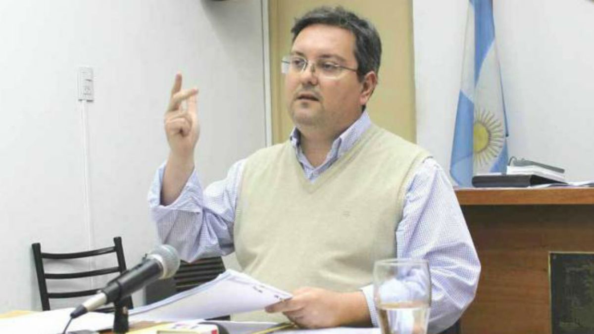 Apoyo político al fiscal de Rufino cuestionado por sus superiores