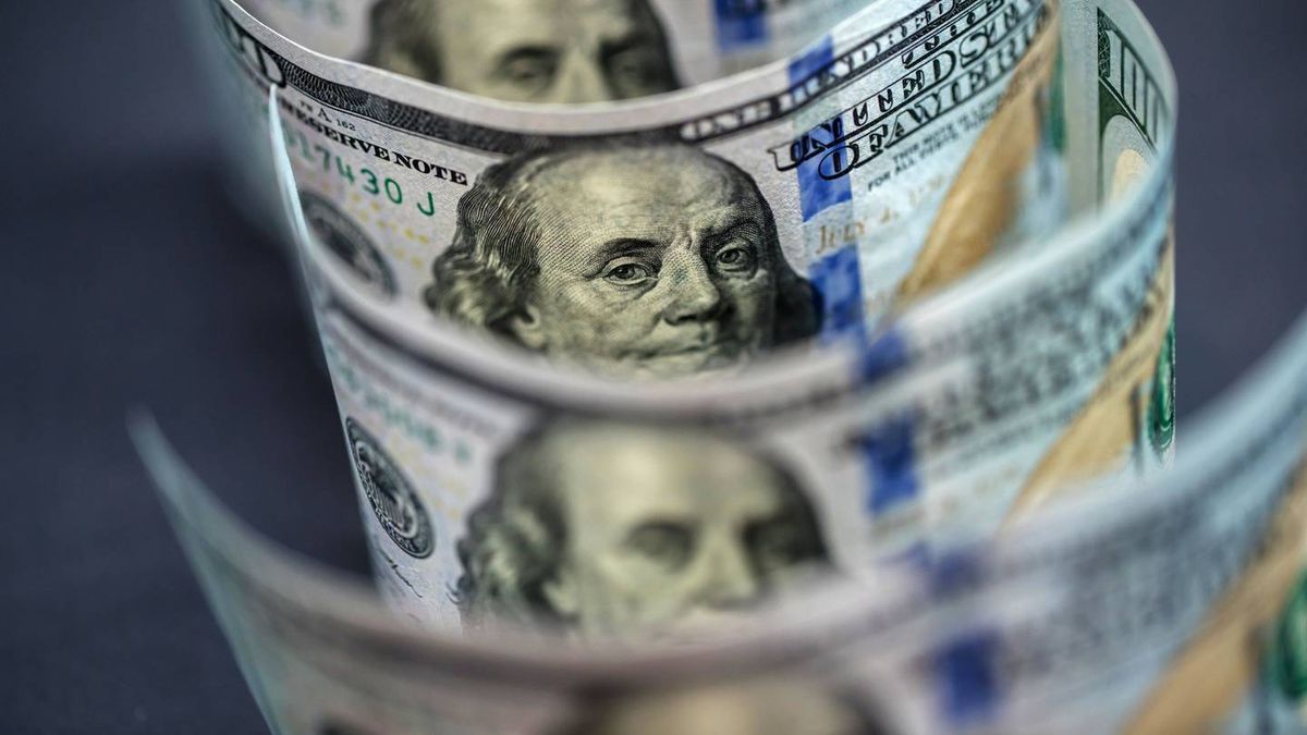 El dólar blue saltó 8 pesos en dos jornadas y la brecha superó el 100 ...
