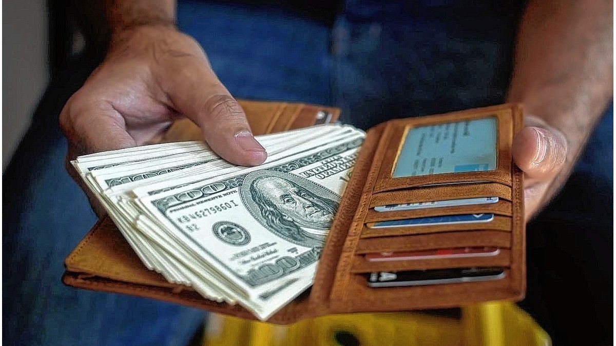 Tensión cambiaria: el dólar blue rozó los 440 pesos