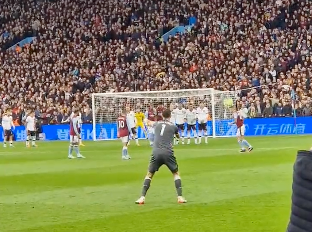 El Dibu Martínez fue figura ante Manchester United por lo que atajó y por lo que generó