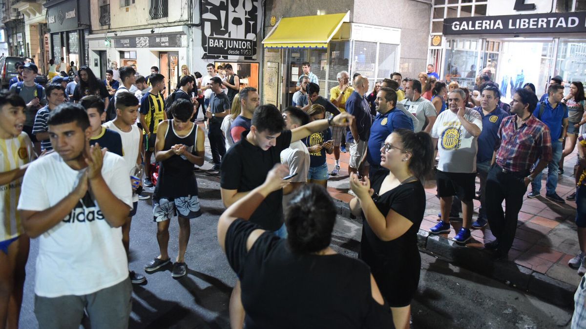 Descontento popular frente a la sede canalla