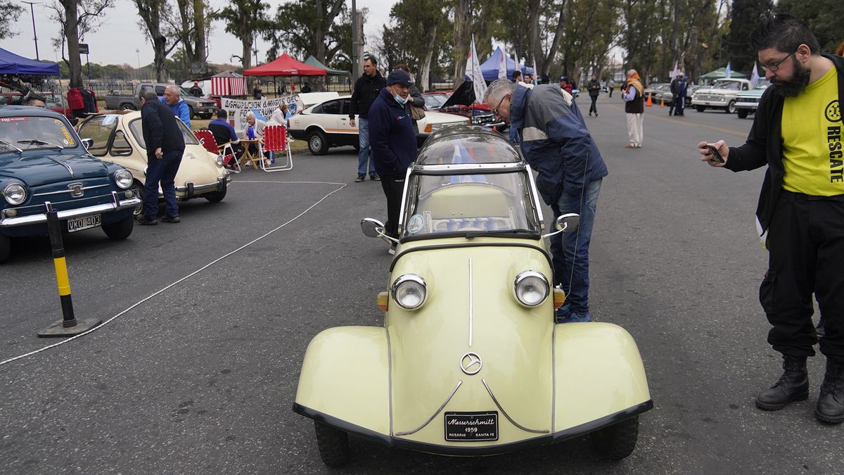 Exposición de autos clásicos en el Parque Independencia