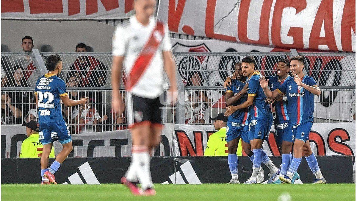 Arsenal dio la nota al vencer a River en el Monumental