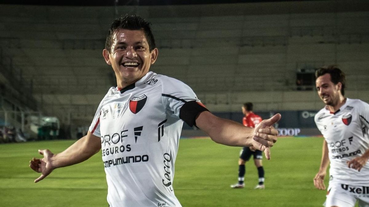 El Pulga Rodríguez juega dentro y fuera de la cancha