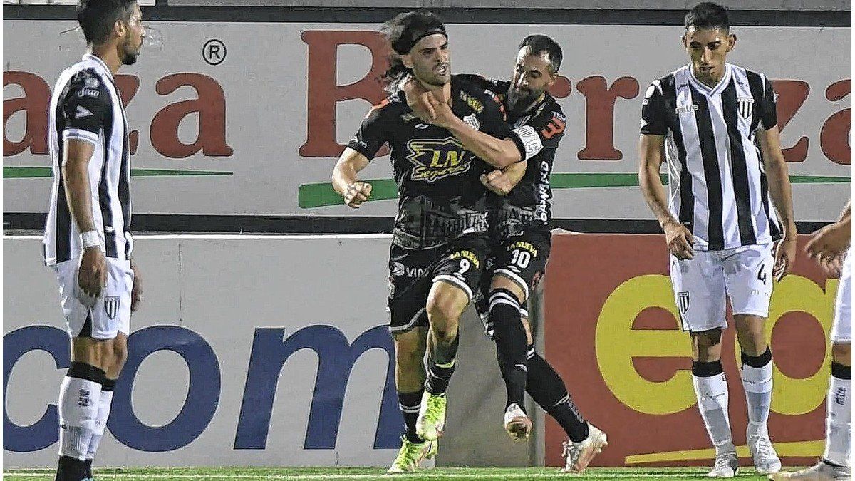 Unión seguiría en la puja por el extremo Facundo Castelli