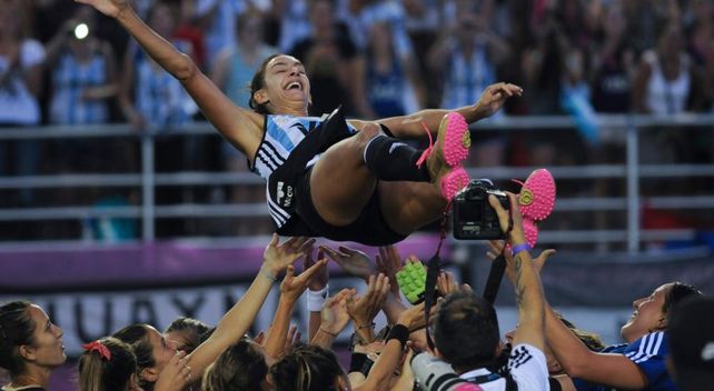 Lucha Aymar y varias personalidades felicitaron a Las Leonas